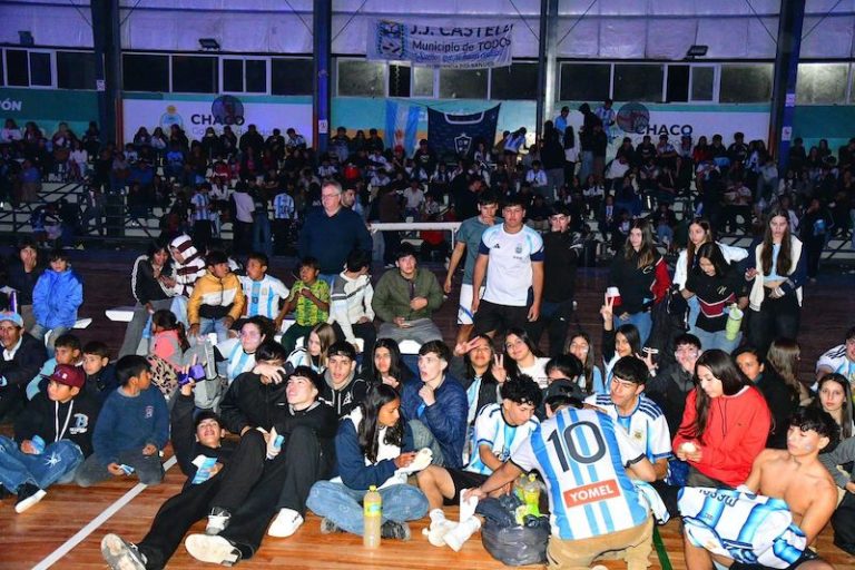 Más de 800 personas alentaron a la Selección en pantalla gigante en ...